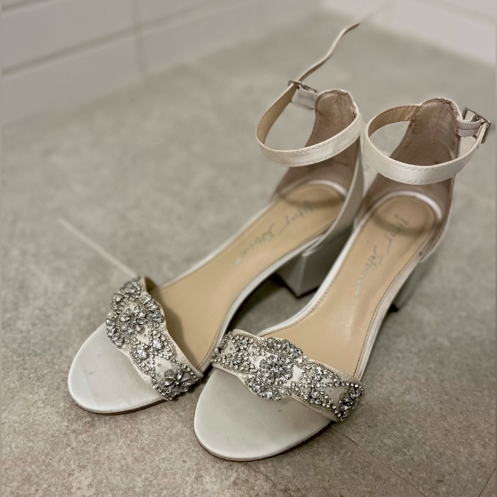 Betsey Johnson Mel Block Heel Dress Sandals Size 7 Wh… - Gem